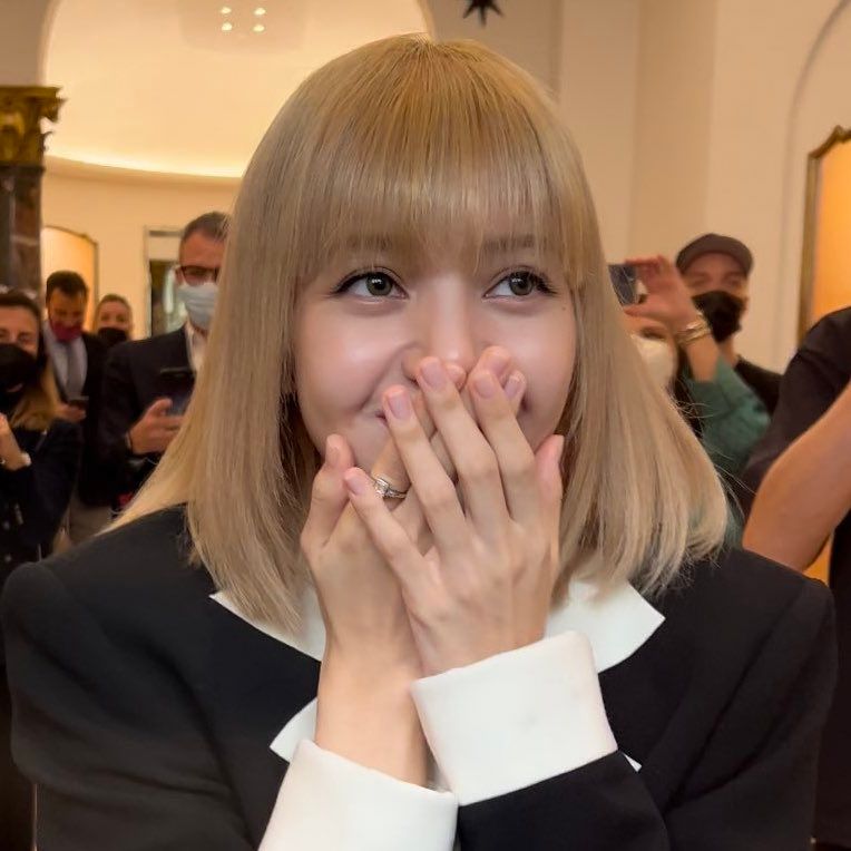 BLACKPINK's Lisa Stuns Fans With Her Real Life Visuals In Rome—Here's ...