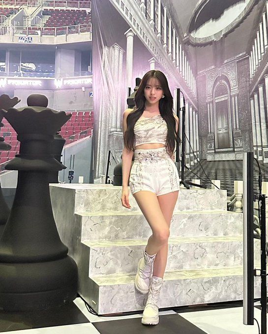 ITZY's Yuna Once Again Shocks Fans With Her Unreal Visuals And Curvy ...