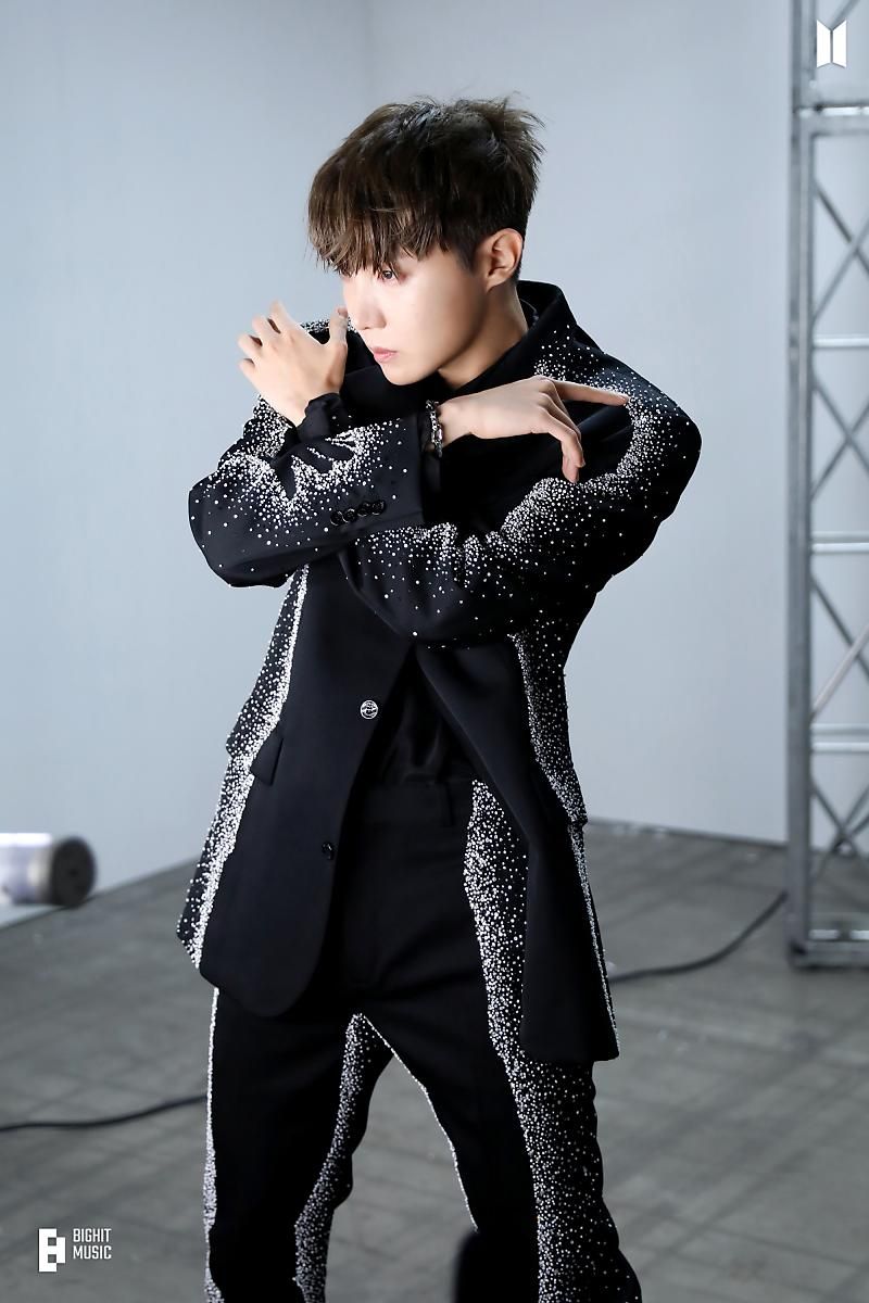 BTS Are Fashion Kings In New "GQ" & "Vogue" Behind The Scenes Photos ...