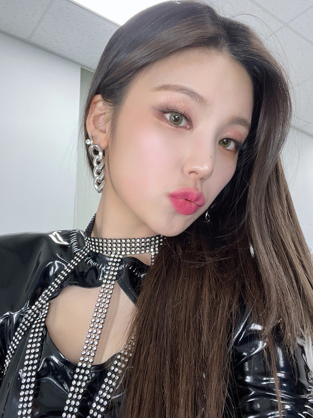 ITZY's Yeji Picks Between Wearing Makeup And No Makeup (And Here's ...