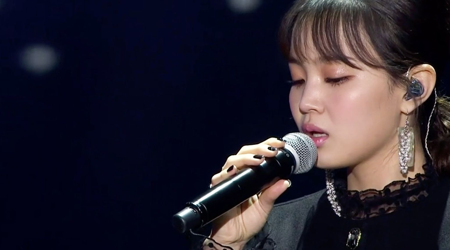 Lee Hi breaks down crying while singing "Breathe" at Golden Disc Awards ...