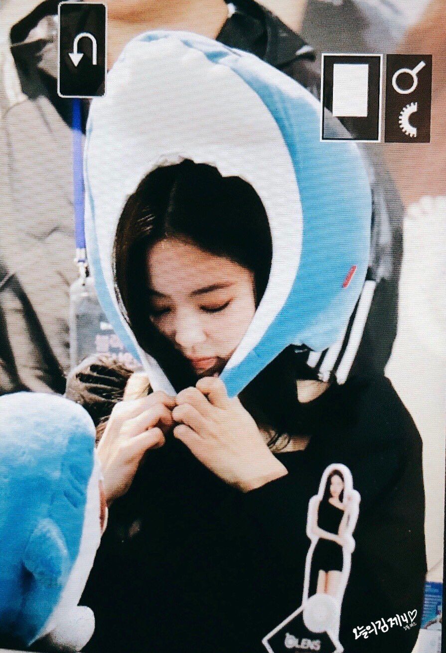 BLACKPINK's Jennie Rocks Any Headpiece, No Matter How Silly - Koreaboo