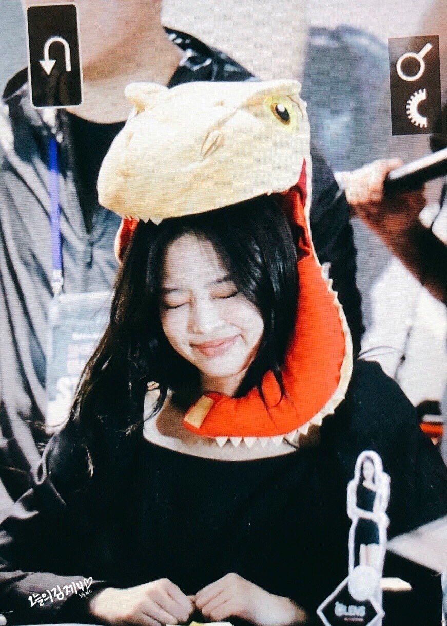 BLACKPINK's Jennie Rocks Any Headpiece, No Matter How Silly - Koreaboo