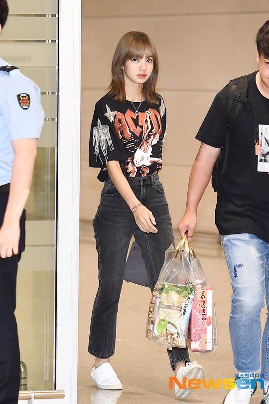 BLACKPINK's Lisa Couldn't Return From Thailand Without These - Koreaboo