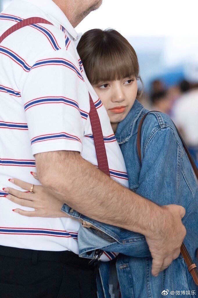 BLACKPINK's Lisa Hugging Her Dad Made Everyone's Hearts Full - Koreaboo