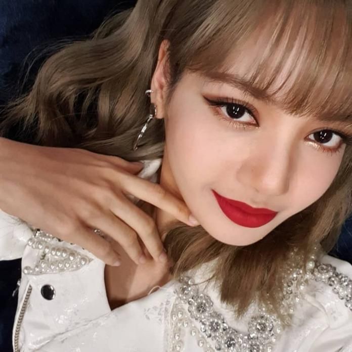 15+ Times BLACKPINK's Lisa Was Gorgeous AF In Bold Red - Koreaboo