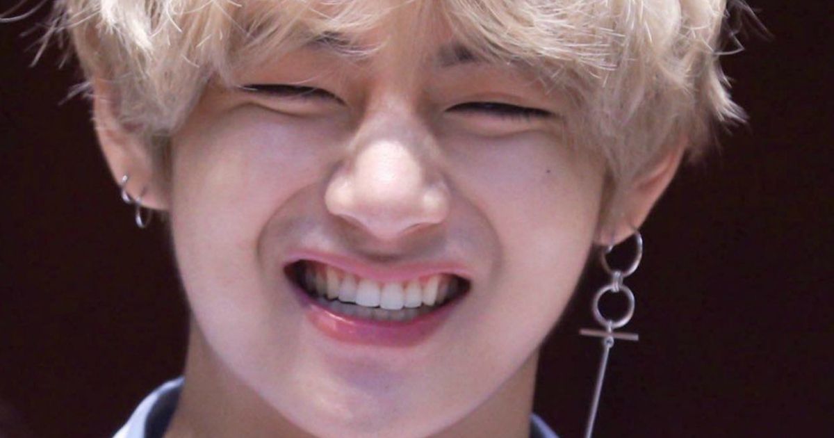 BTS's V Charms Everyone With His Sunshine Smile - Koreaboo