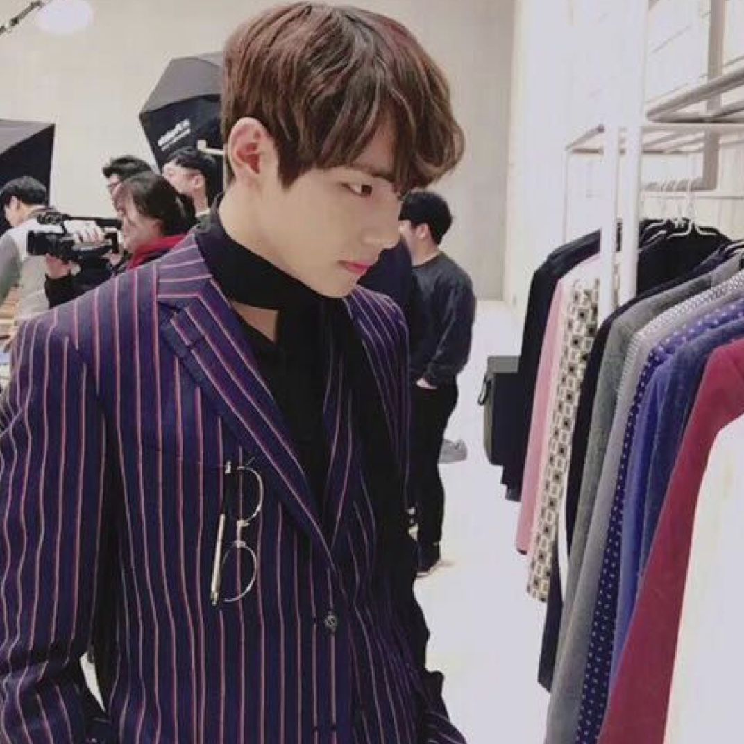 These 30+ Pics Prove BTS's V Looks Breathtaking In Every Color Of The ...