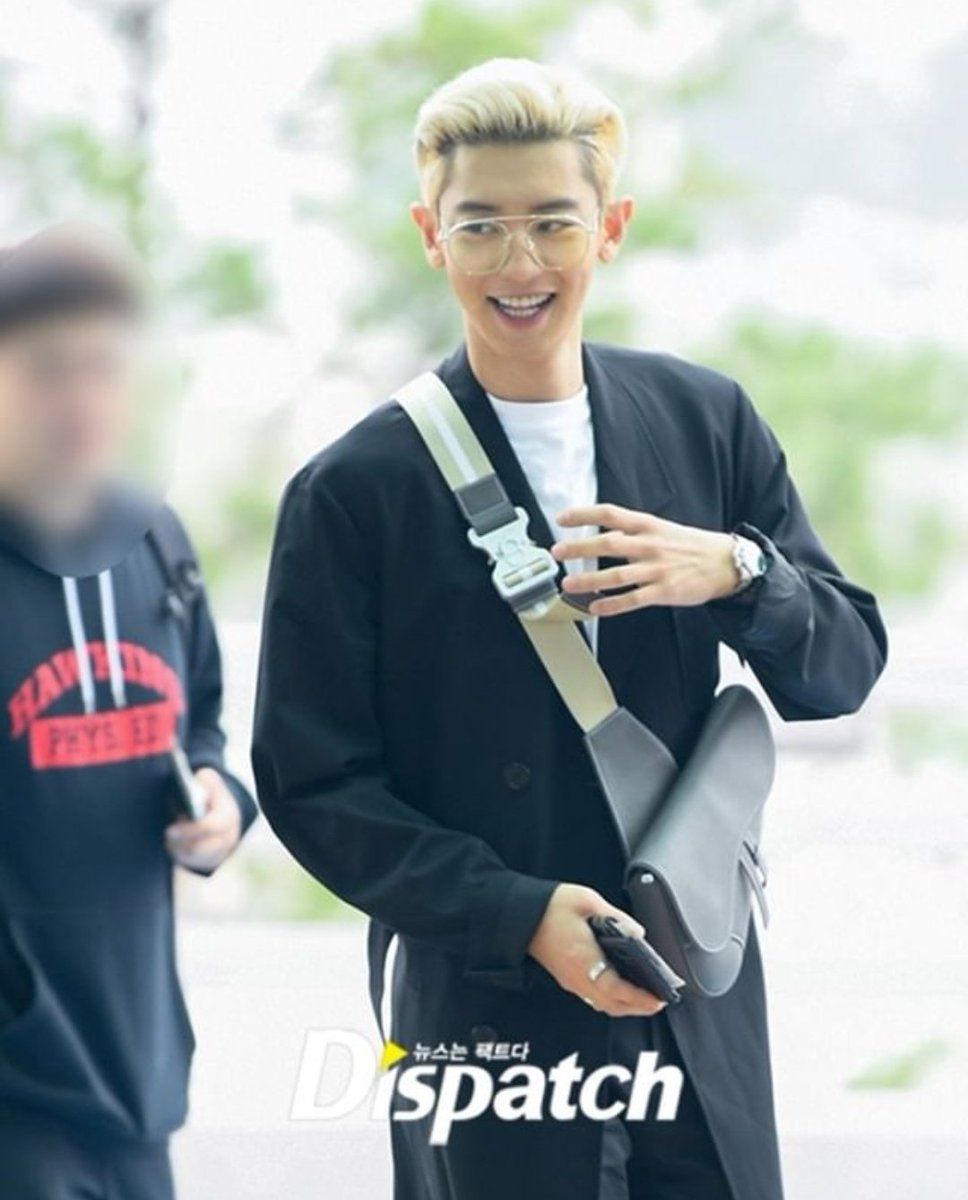 EXO's Chanyeol Made Sure The Cameras Got Plenty Of Photos Of His Back ...
