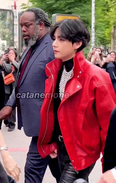 These Close-Up Unedited Photos Of BTS's V In Paris Show How He Looks In ...