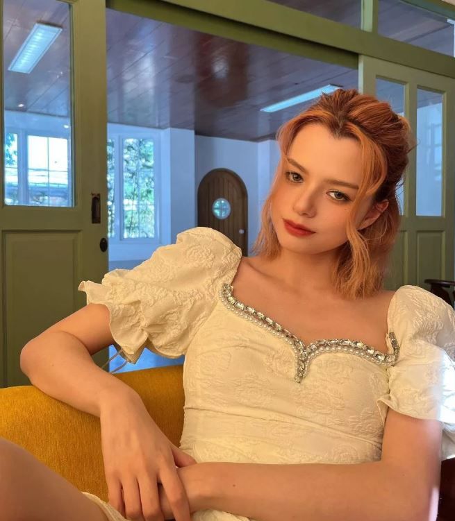 BLACKPINK's Lisa And Thai Actress Becky Armstrong Both Wore Sexy Little ...