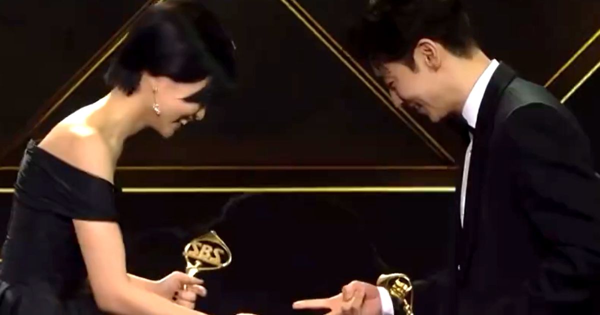 Daesang Winners Start A Battle Of Rock, Paper, Scissors To Decide Who ...