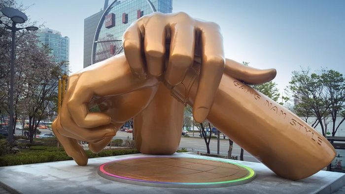 "Gangnam Style" Statue In Seoul Is Going Viral As "The C*ntiest Pair Of ...