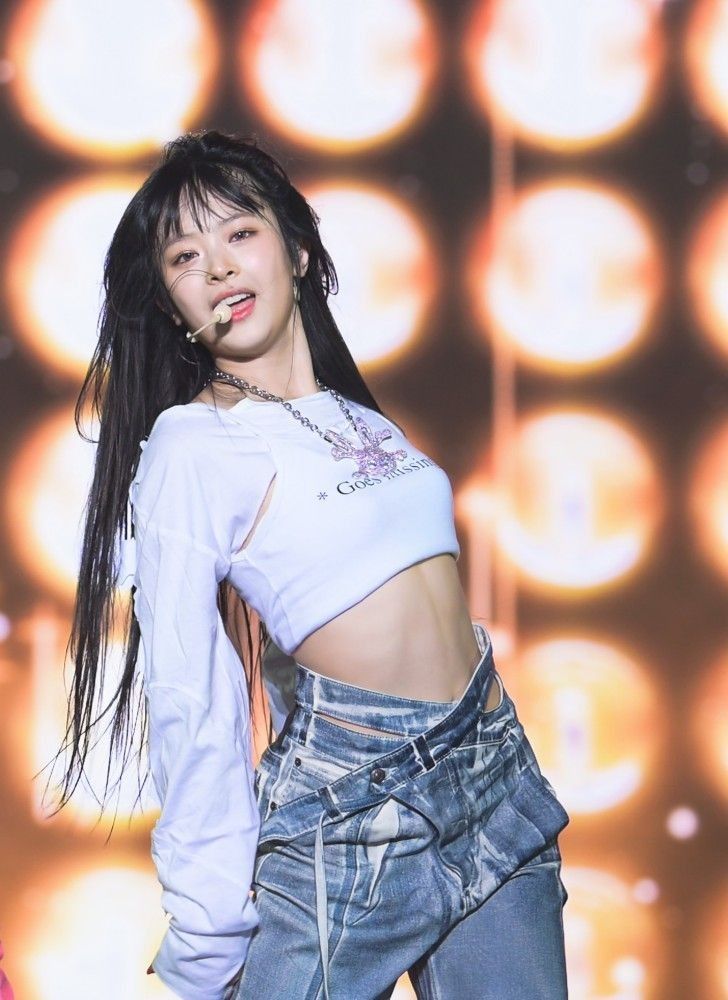 NewJeans' Hanni Goes Viral For Her Unexpectedly Sexy Waistline - Koreaboo