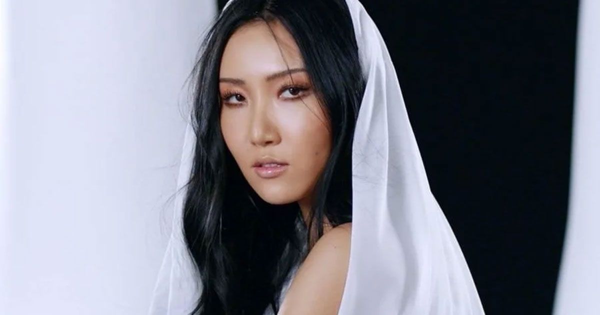 MAMAMOO's Hwasa Cried While Watching Her Childhood Love Get Married ...