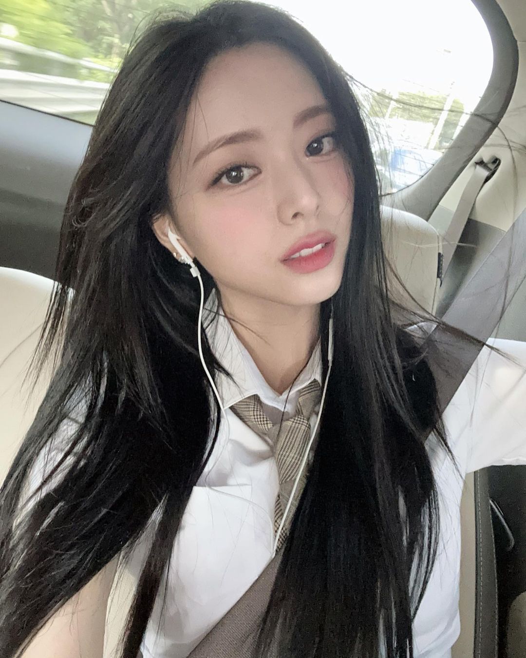 ITZY's Yuna Uploads Selfies Without Her Usual Contact Lenses, Fans Are ...