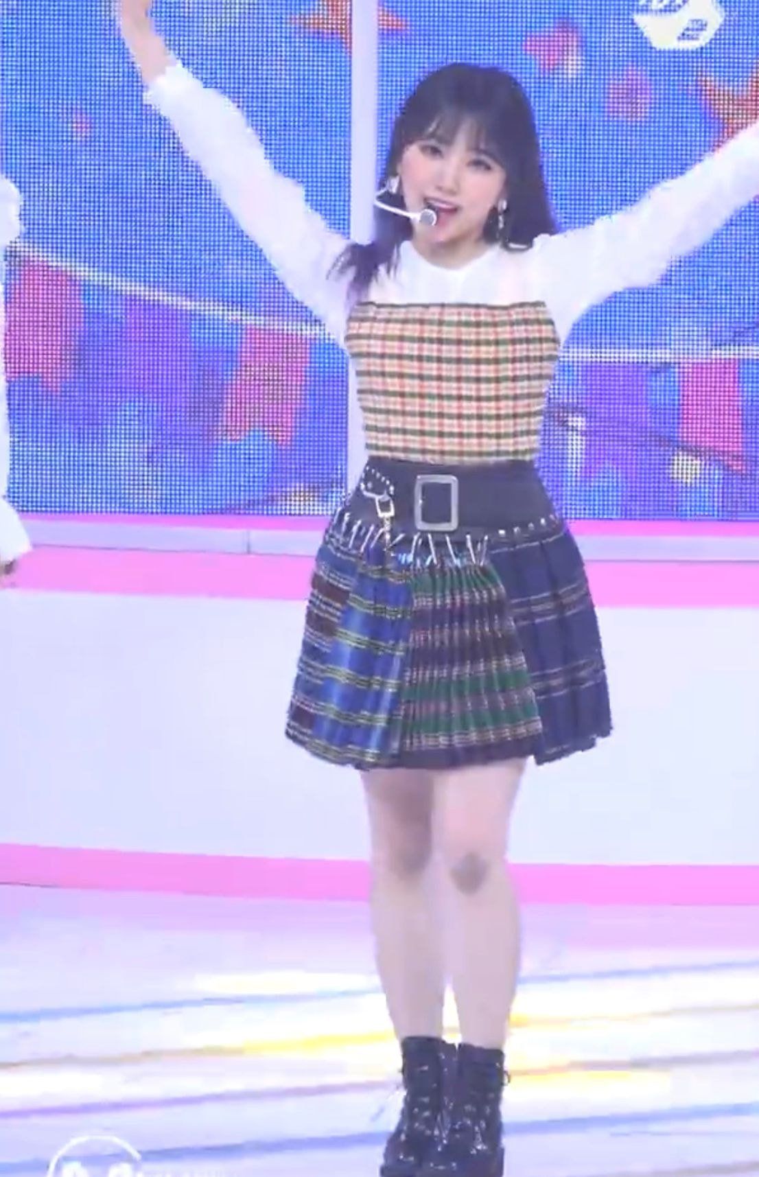 IZ*ONE Members Spotted With Bruised Knees On Each Of Their Legs, Fans ...