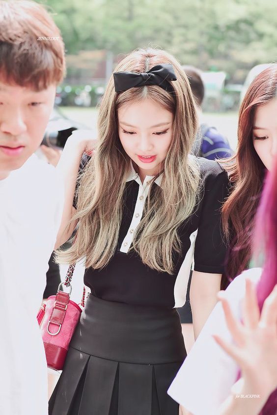 10+ BLACKPINK's Jennie Was A Trendsetting Queen In The Cutest Headbands ...