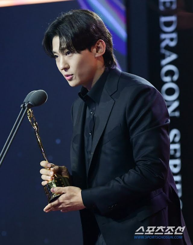 "Singles Inferno 2" Kim Jin Young Flexes His Physical Ability In A Sexy ...