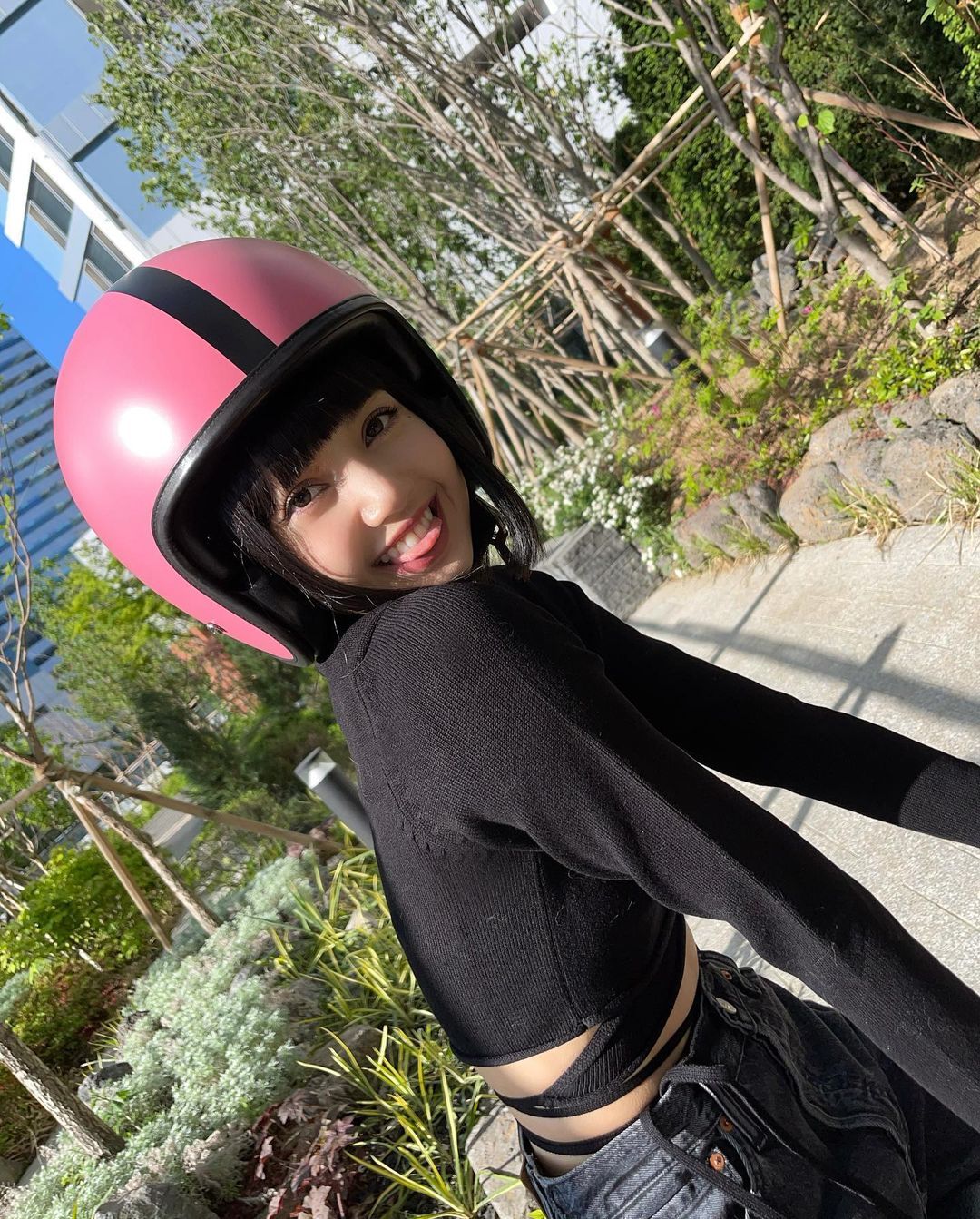 10+ Times BLACKPINK's Lisa Looked Incredible In Stylish Crop Tops ...