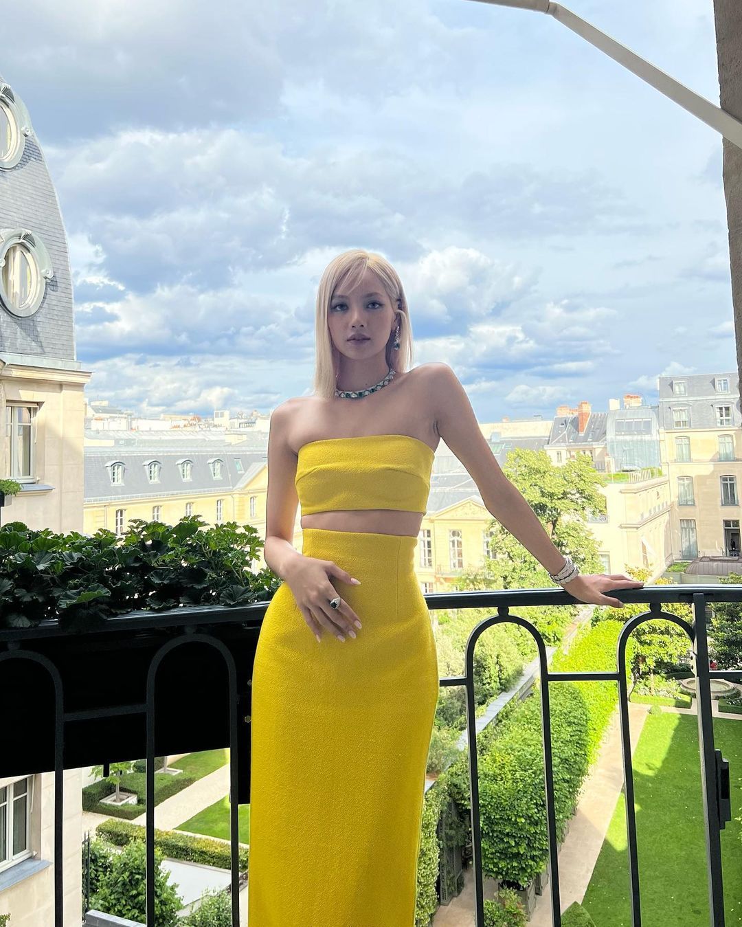 10+ Times BLACKPINK's Lisa Showed Off Her Forehead On Instagram This ...