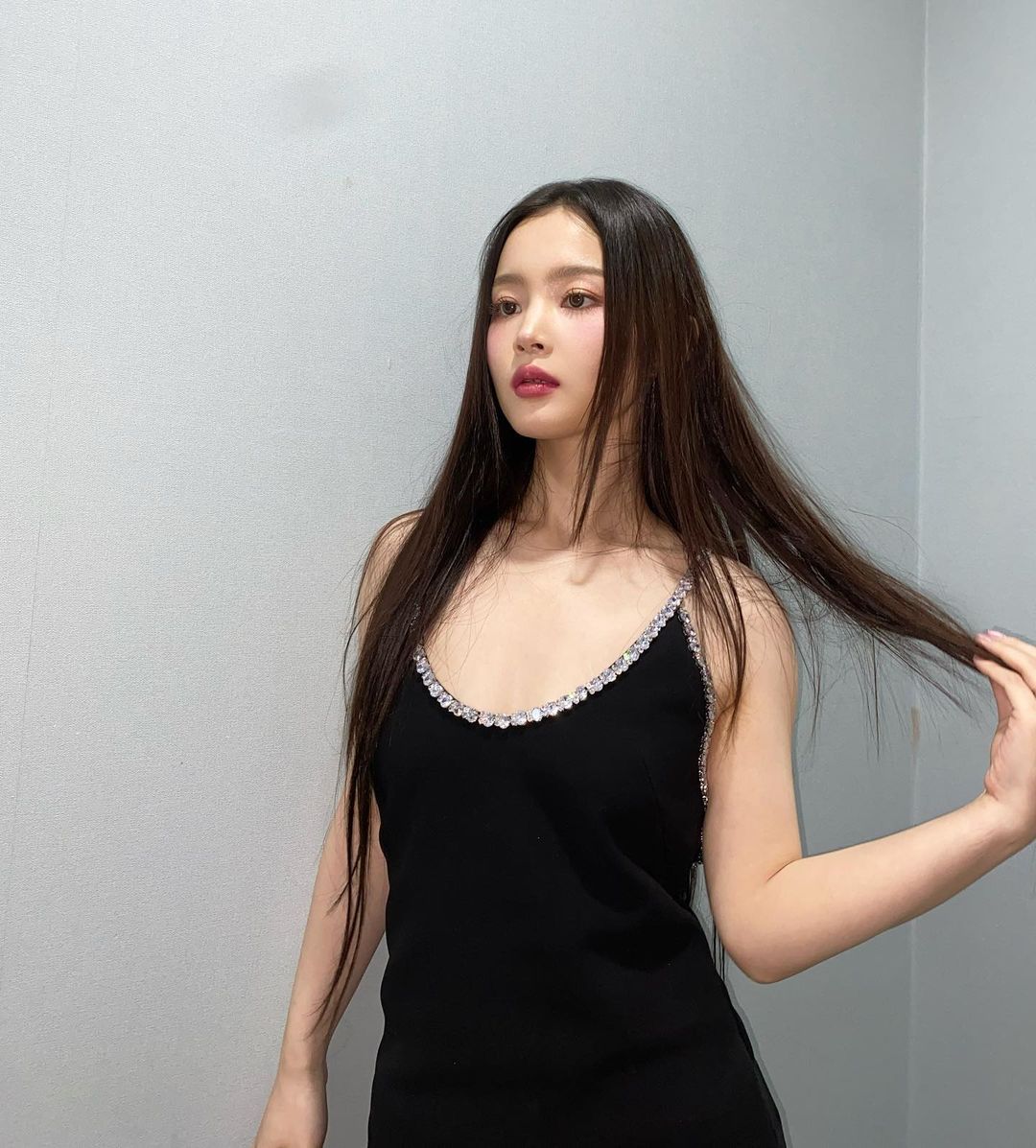 BLACKPINK's Jennie And Lee Hi Wore The Same Cardigan, But Served ...