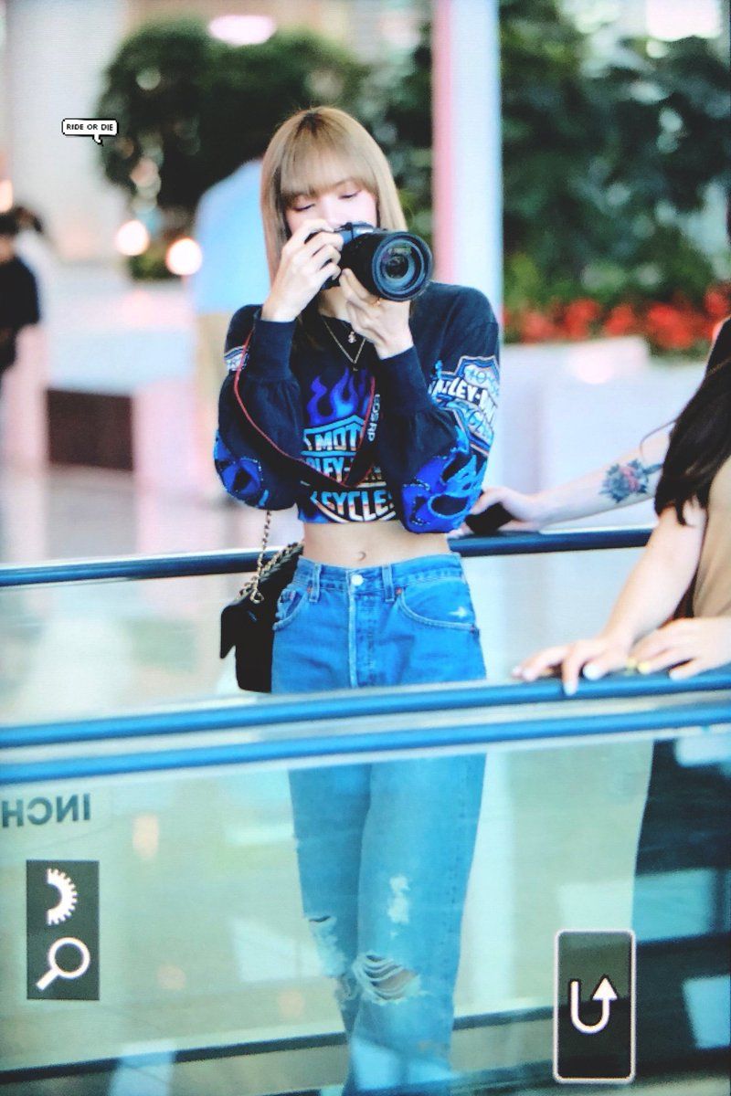 BLACKPINK's Lisa Showed Off Her "Ant-Sized Waist" At The Airport And ...