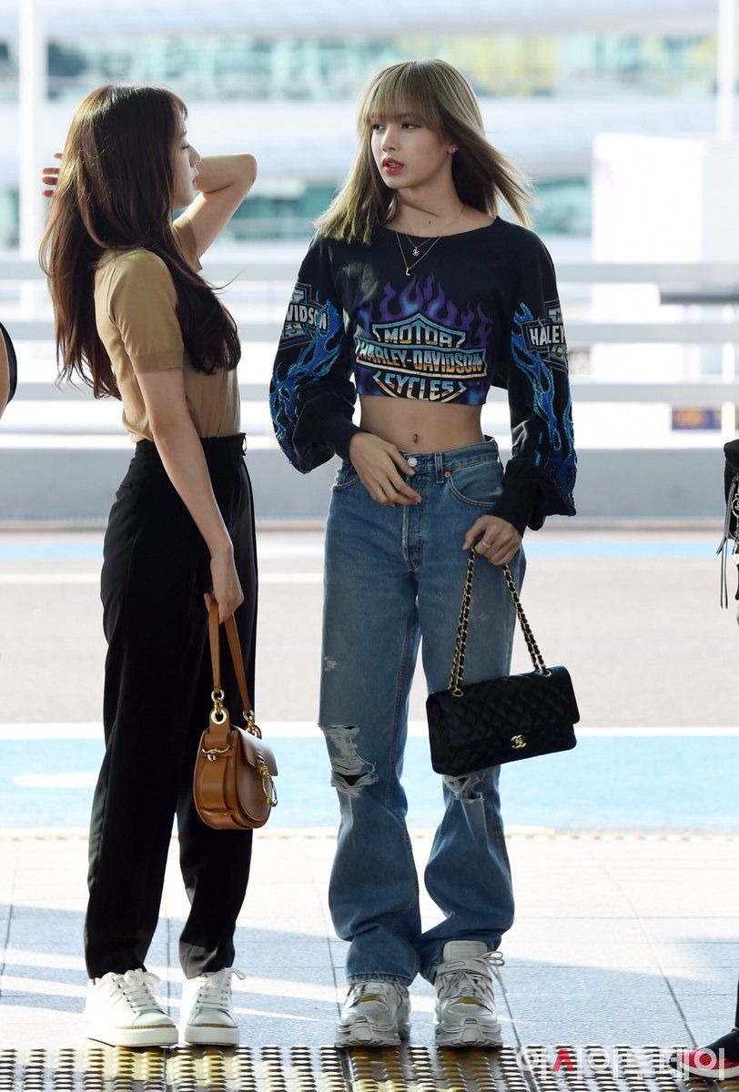 BLACKPINK's Lisa Showed Off Her "Ant-Sized Waist" At The Airport And ...
