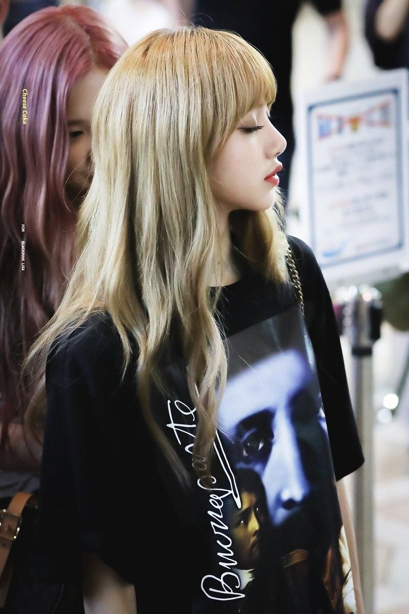 These 30+ Photos Of BLACKPINK Lisa's Gorgeous Side Profile Will Make ...