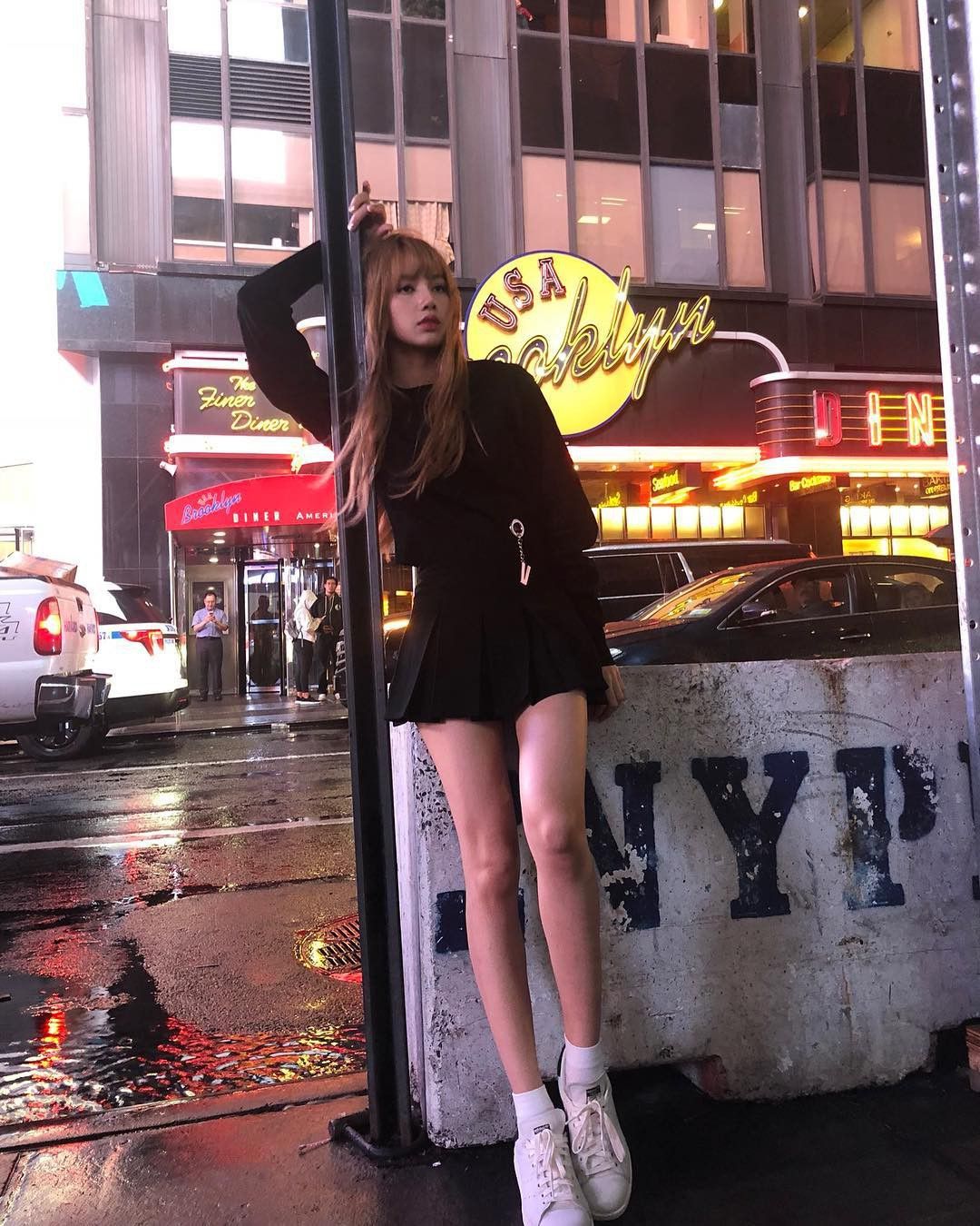 15+ Heart-Stopping Pictures Of BLACKPINK's Lisa And Her Long, Long Legs ...