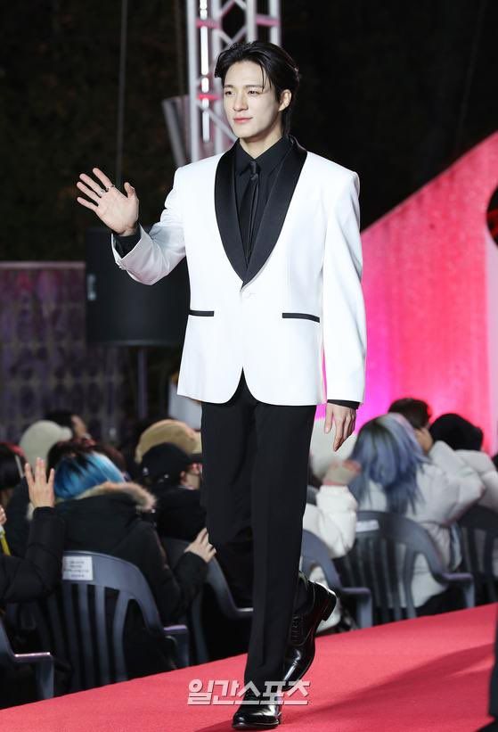 NCT's Jeno Owned The "2022 SBS Gayo Daejeon" Red Carpet With His Model Visuals - Koreaboo