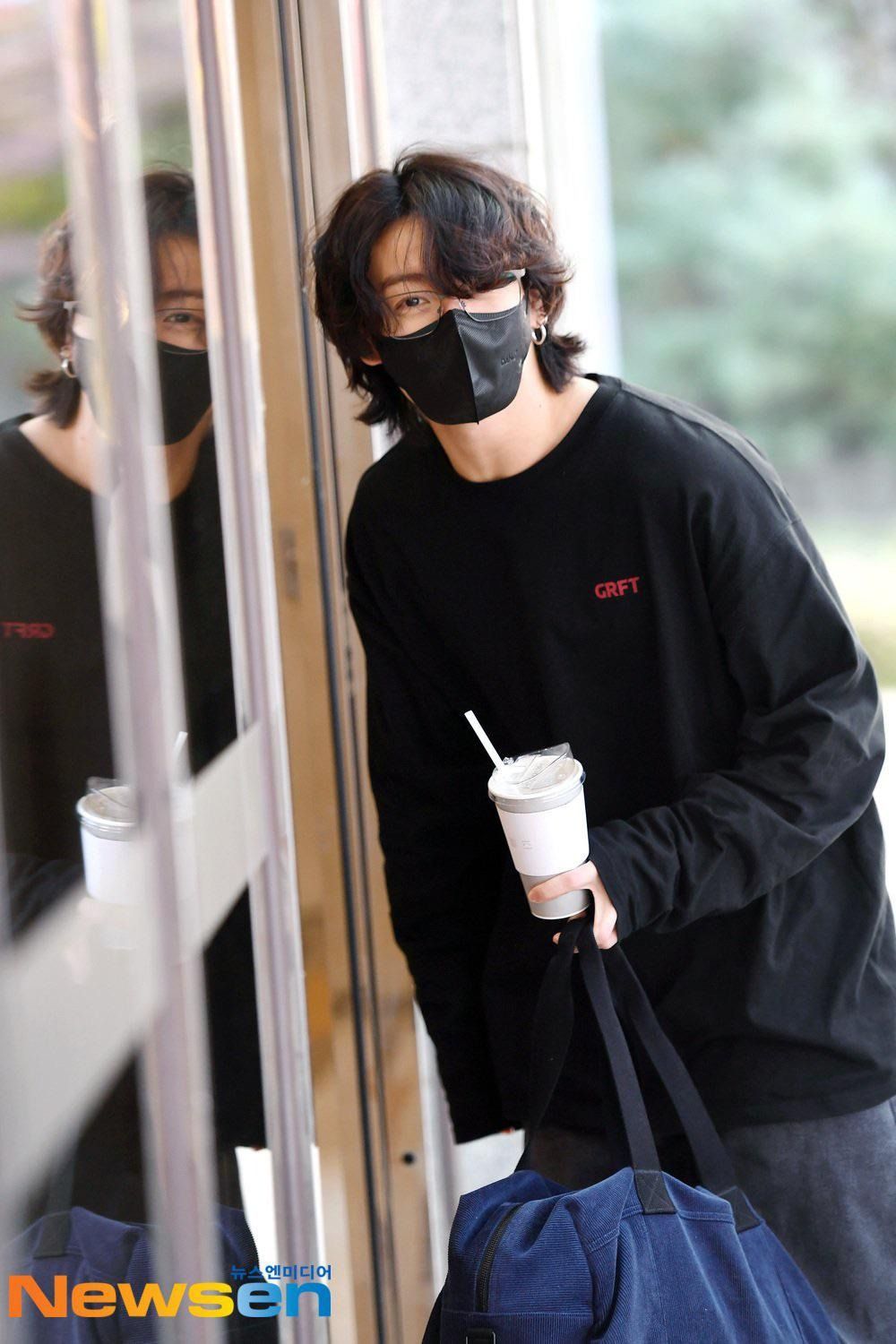 BTS's Jungkook Gains Attention For His Airport Outfit — Has The Most Unexpected Reaction To ...