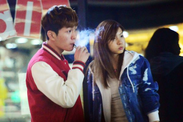 10+ Idols Who Were Caught In Smoking Controversies