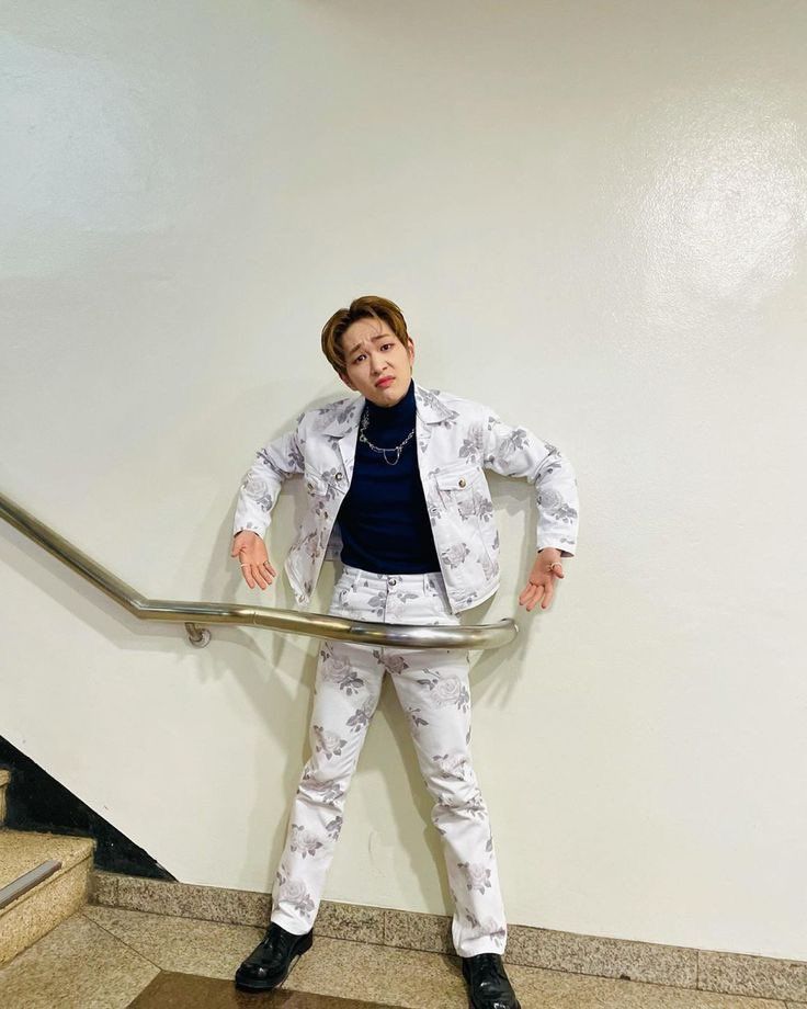 Top 10 Best Poses With The Infamous "Music Bank" Railing By K-Pop Idols ...