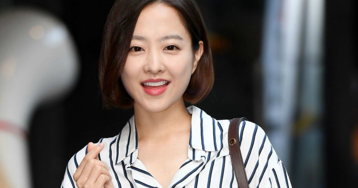 Park Bo Young Will Be Going On Temporary Hiatus Due To A Serious Arm ...