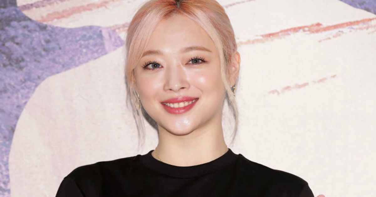 Fans Outraged At Reporter Who Leaked Sulli’s Funeral Location - Koreaboo