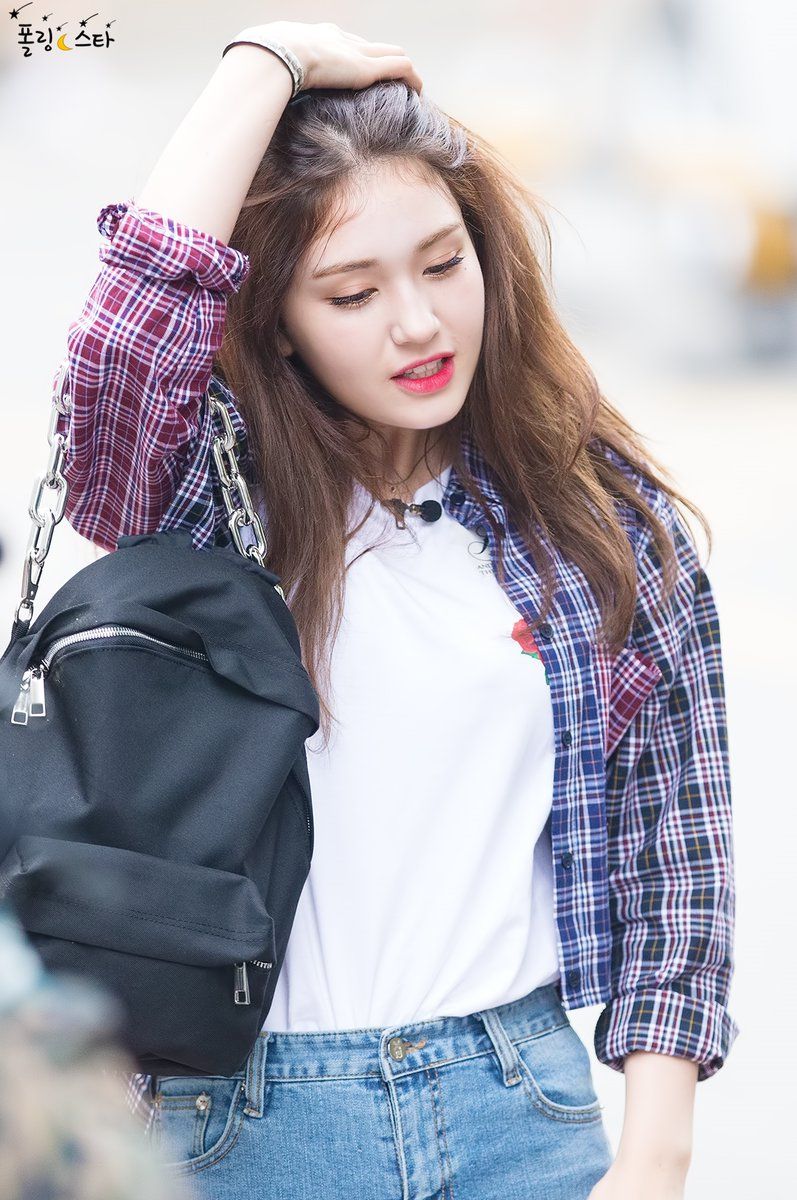 IOI's Somi Looks Naturally Cool As She Shows Off Outstanding Style In ...