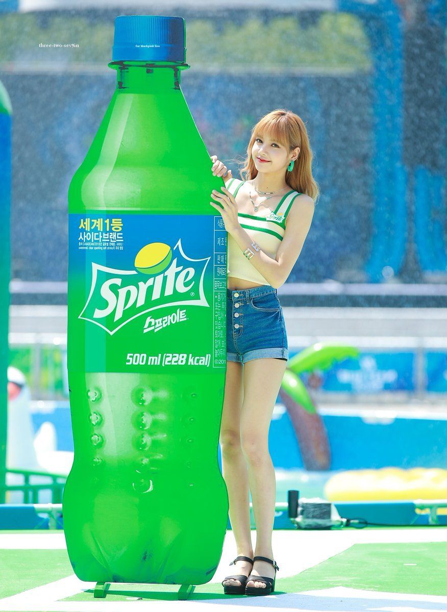 20+ Times BLACKPINK’s Lisa Showed Off Her Perfect Body Line