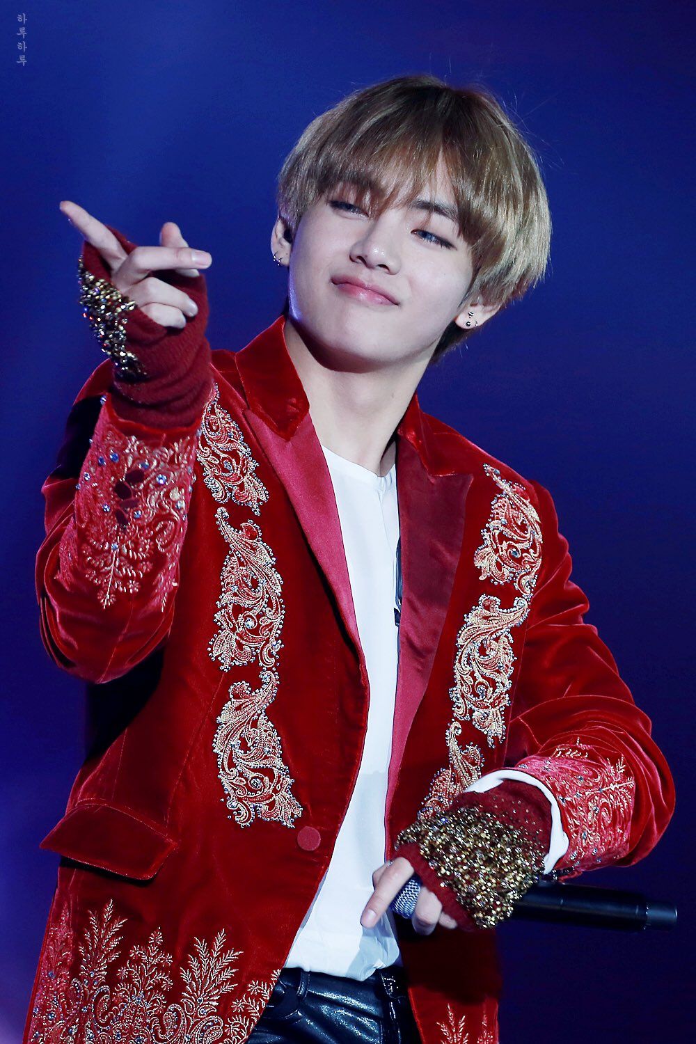10+ Pictures of BTS V’s Stage Faces You Need To See Right Now - Koreaboo