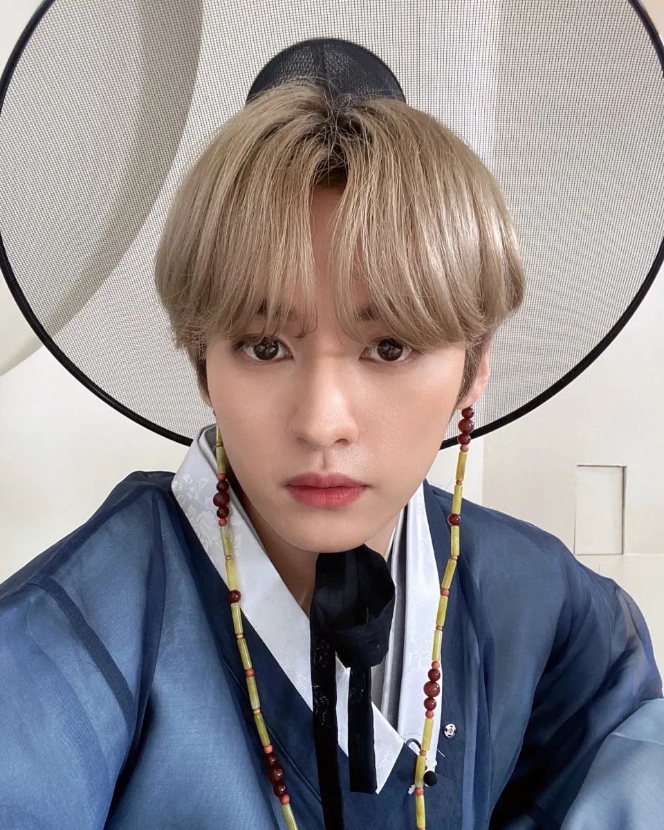 Fans Can’t Get Enough Of Stray Kids Lee Know’s Hilariously Unexpected ...