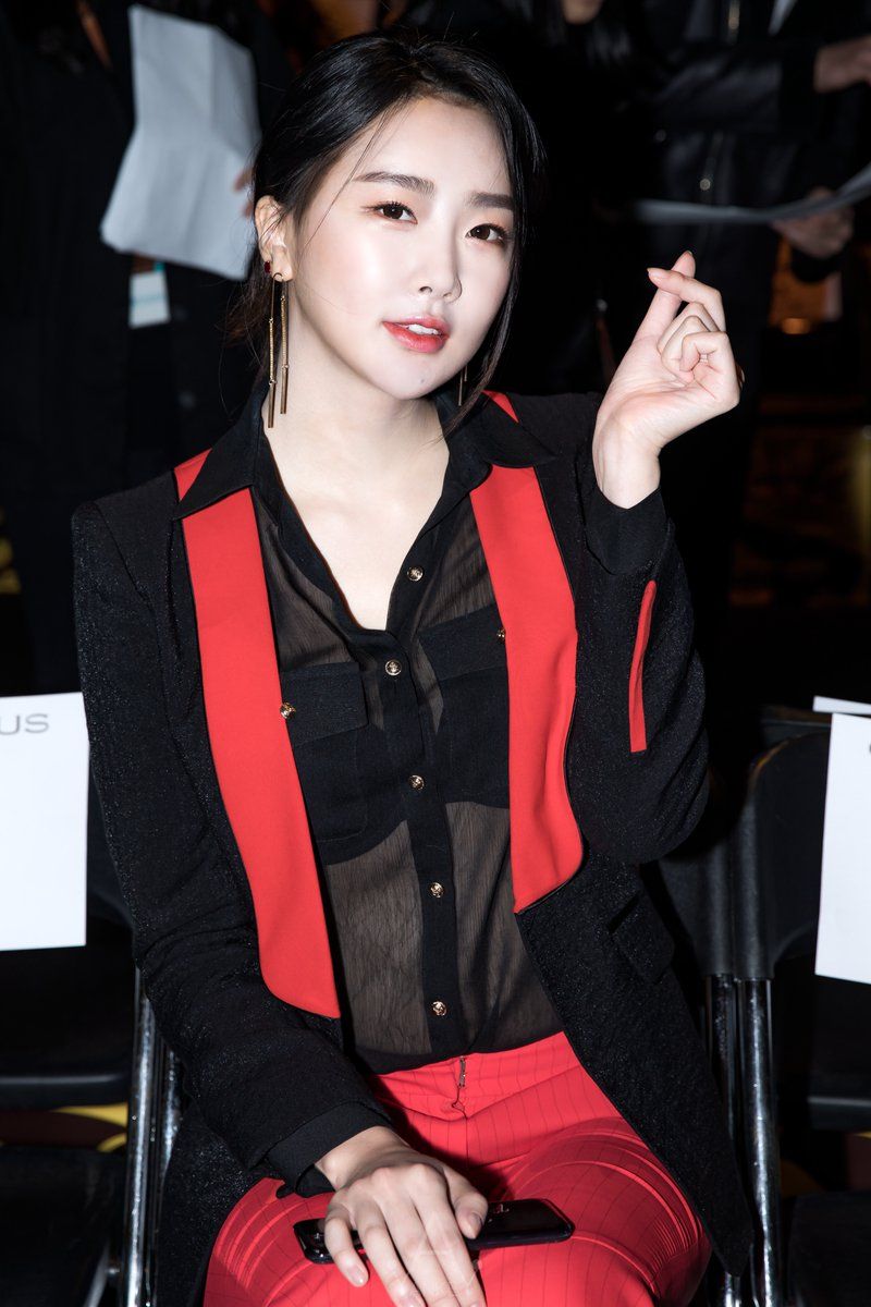 20+ Idols That Outdid Themselves At Seoul Fashion Week