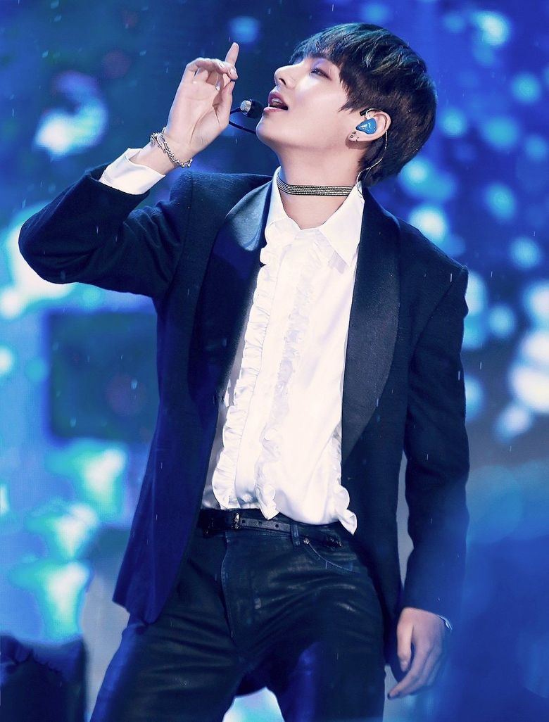 Just 20+ Pictures of BTS's V Smirking And Grinning His Way Into Your ...