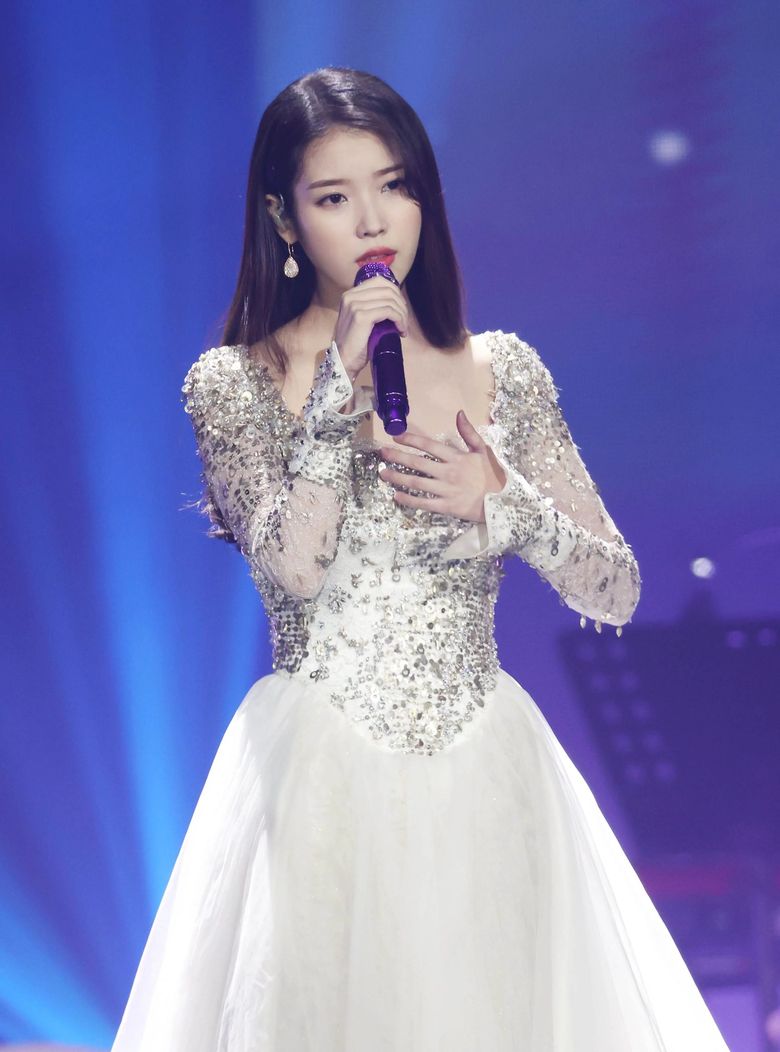 IU Tries Out The "Exposed Bra" Trend, Showing Off Her Abs In The ...