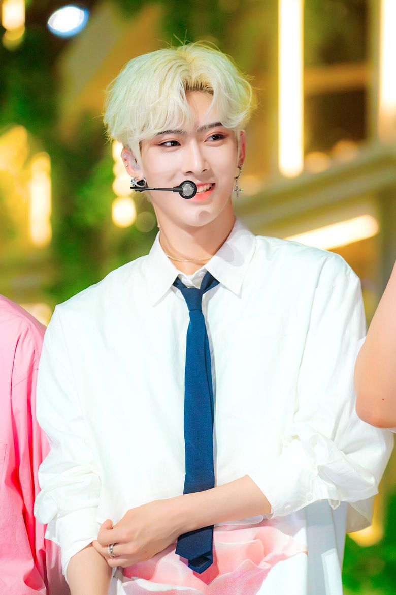 ZEROBASEONE's Ricky Appears To Do A NSFW Hand Gesture In Public... But ...