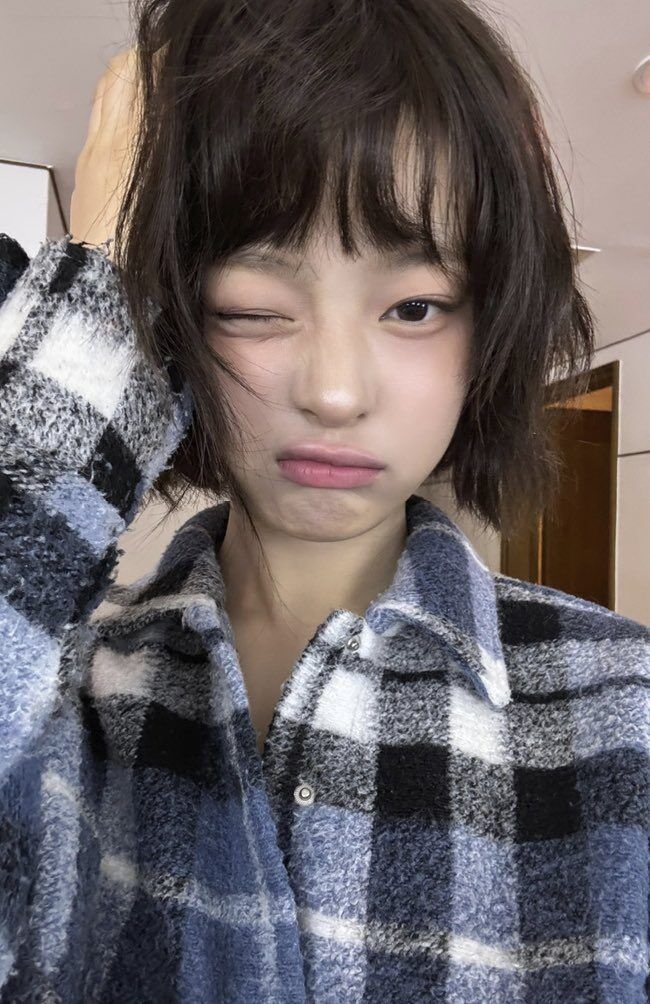 The Viral NewJeans' Hanni Photocards That Everybody Is Going Wild Over ...