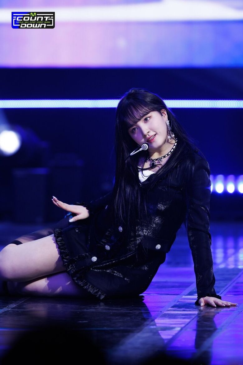 IVE's Liz Handles A Wardrobe Malfunction On Stage Like A True ...