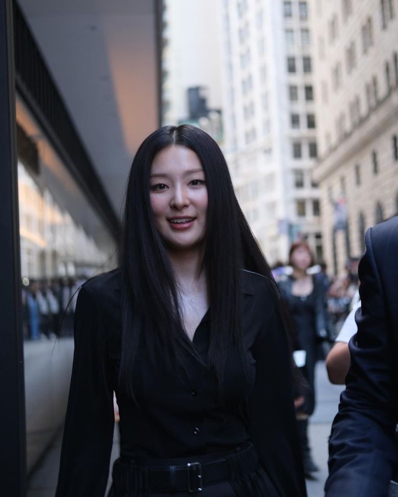 Red Velvet’s Seulgi Is Spotted Being A Supportive Friend To NCT’s Jeno On His Runway Debut, And ...