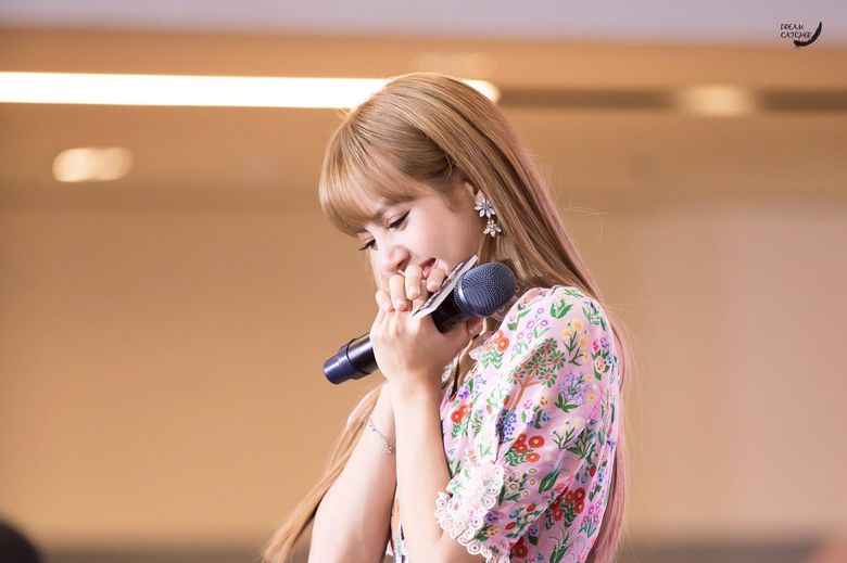 BLINKs Made Lisa Cry in Thailand… The Reason Behind It Is Touching ...