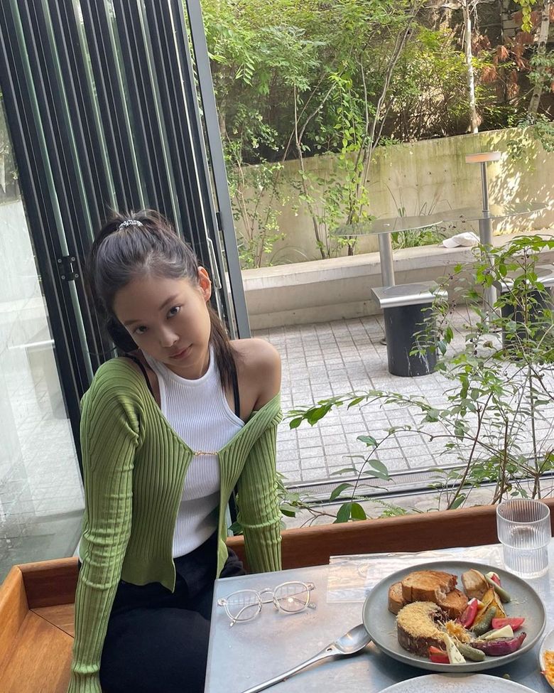 BLACKPINK's Jennie And Lee Hi Wore The Same Cardigan, But Served ...