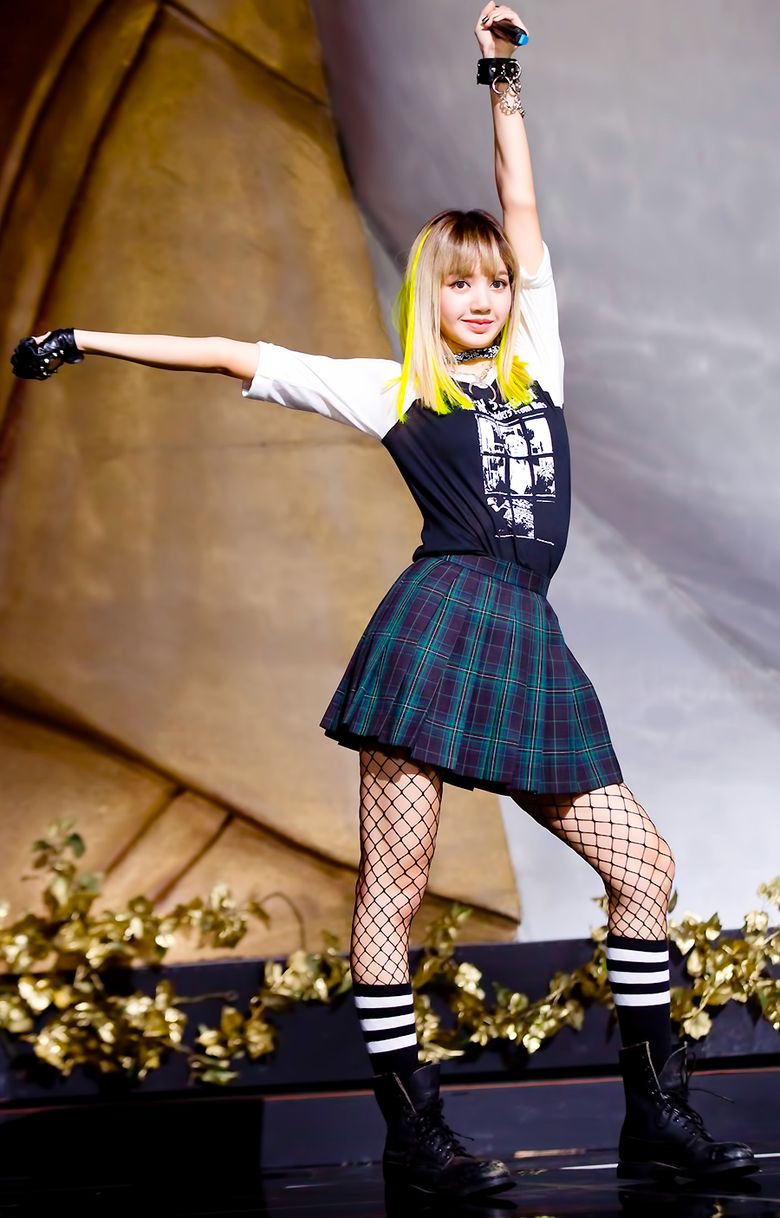 20+ Times BLACKPINK’s Lisa Showed Off Her Perfect Body Line